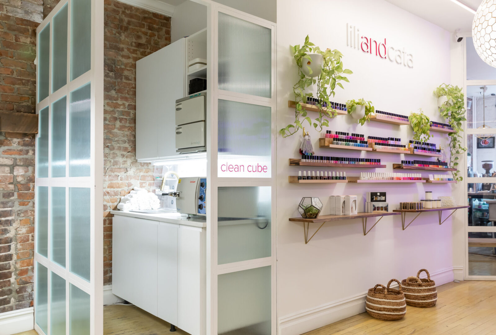 Outdoor Nail Salon NYC Lili and Cata [Video]